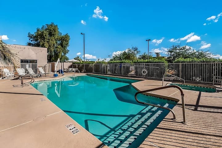 Comes W/ Free Breakfast! Pool, Pets Are Welcome! - Avondale, AZ