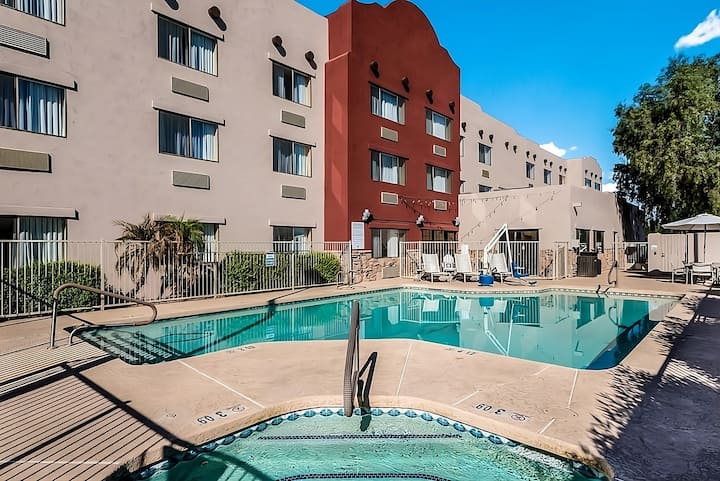 With Free Parking & Breakfast! Outdoor Pool! - Avondale, AZ