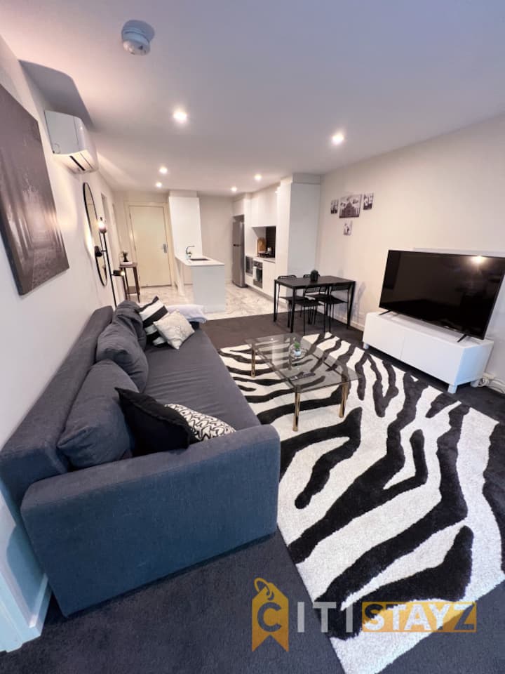 Black & White Delight - 2bd 2bth - Canberra