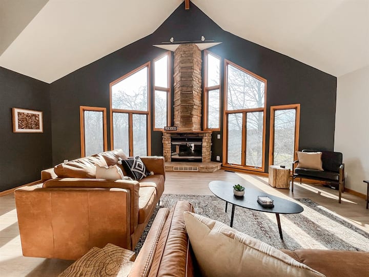 Fall Views, Private Hot Tub, Pool Access - Galena, IL