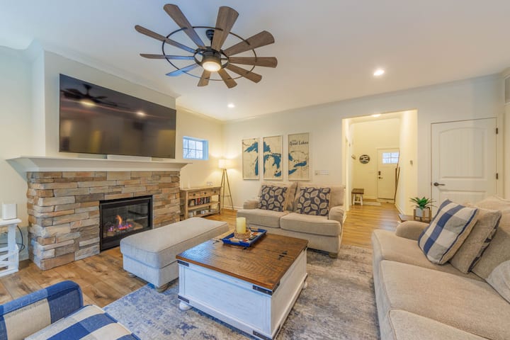 Indoor Pool, Hot Tub, Large Home - South Haven, MI