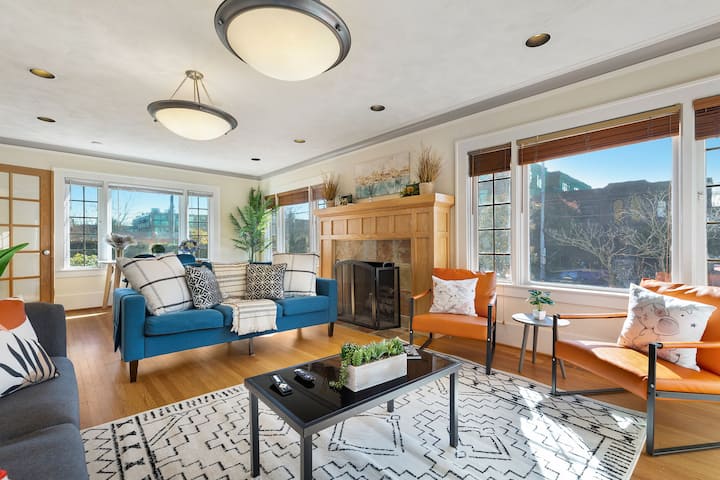 Vintage Seattle Gem: Spacious, Stylish, Parking - Seattle, WA