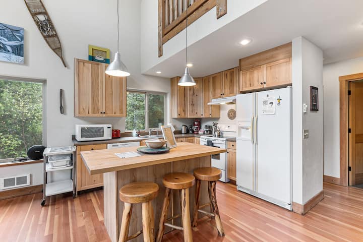 Great Northern Demi Lodge - Private, Sleeps 4 - Cascade Mountain, WA