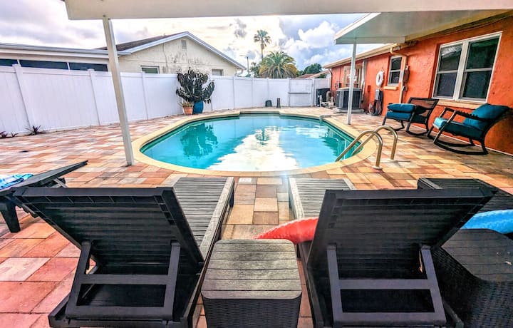Tropical Oasis *Heated Pool* Whole Home - New Port Richey, FL
