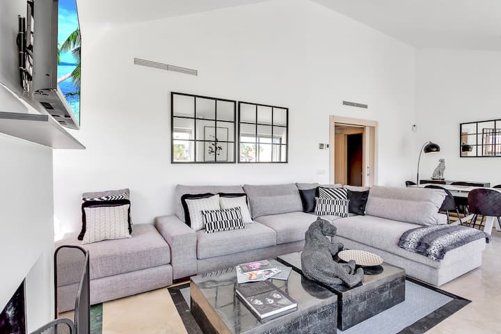 Marina Penthouse, Sea View, Walk To Beach & Shops - Sotogrande