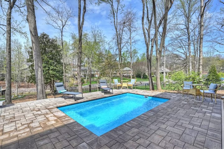 Porch Paradise By Avantstay | New Pool, Firepit - Davidson, NC