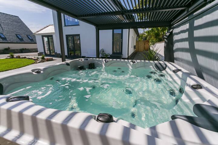 Old Abbey-yards From Beach With Hot Tub - Trearddur Bay