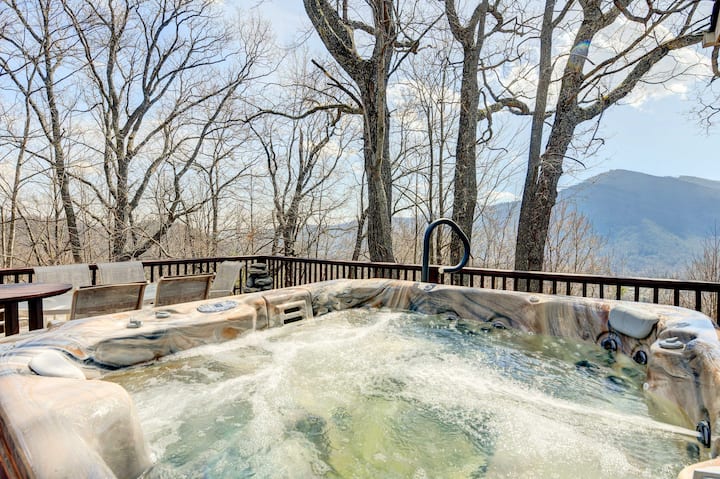 Stunning Maggie Valley Getaway W/ Decks, Fire Pit! - Maggie Valley, NC