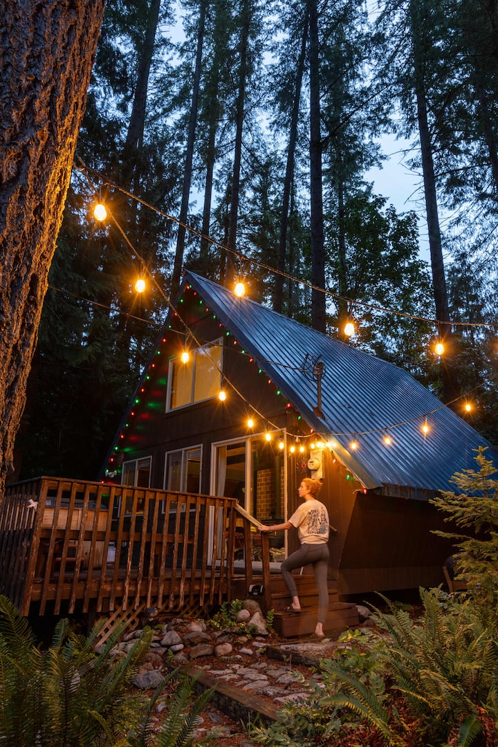 Retro A-frame Cabin - Hot Tub - Skykomish, WA