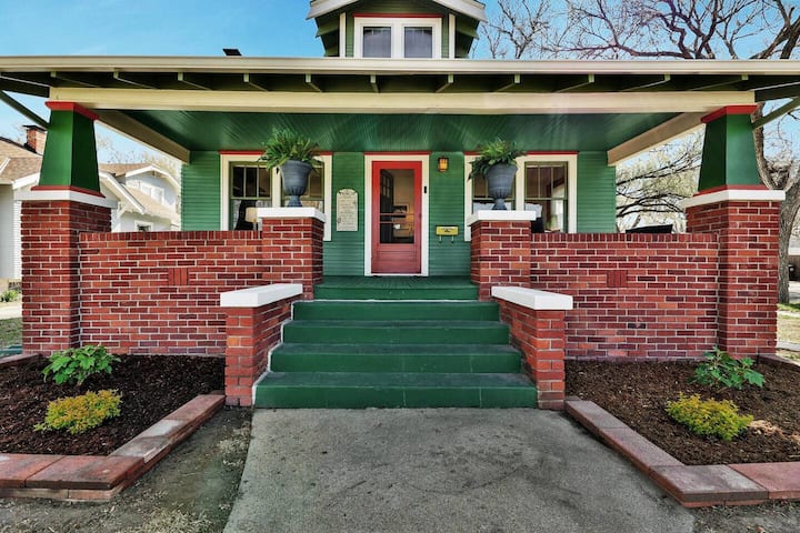 Vintage Home Facing Golf Course! - Wichita, KS