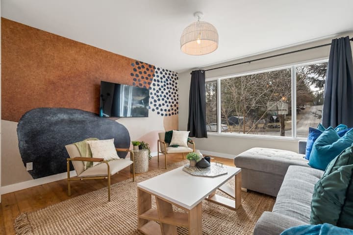 Vibrant In The Valley | Arcade | 4 Bed | Sleeps 8! - Invermere