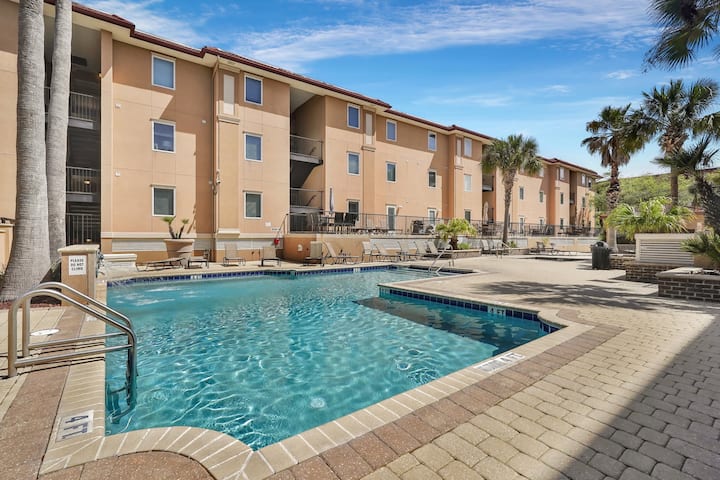 3 Br Condo 2 Pools And Hot Tub Walk To Beach - Tybee Island, GA