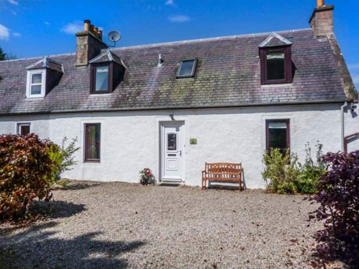 Deskford Cottage - Cawdor Castle and Gardens