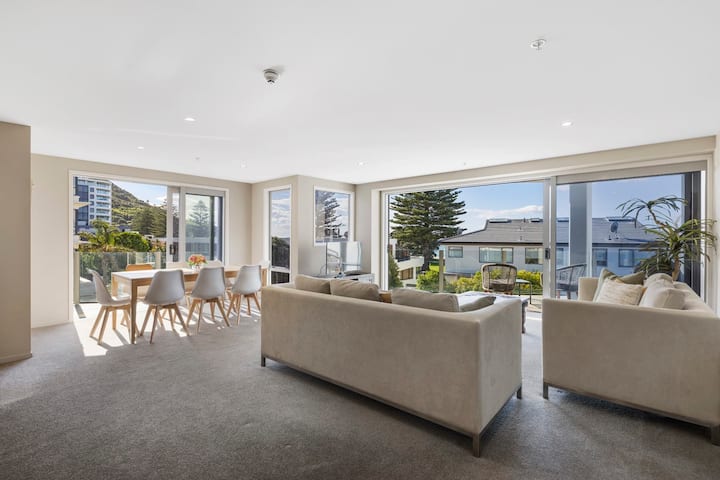 Sun Filled & Spacious With Ocean Views & Beach - Mount Maunganui