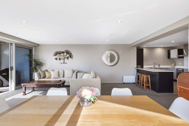 Sun Filled & Spacious With Ocean Views & Beach - Mount Maunganui