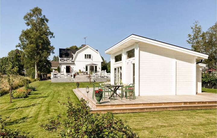 Cozy Home In åMmeberg With Wifi - Askersund