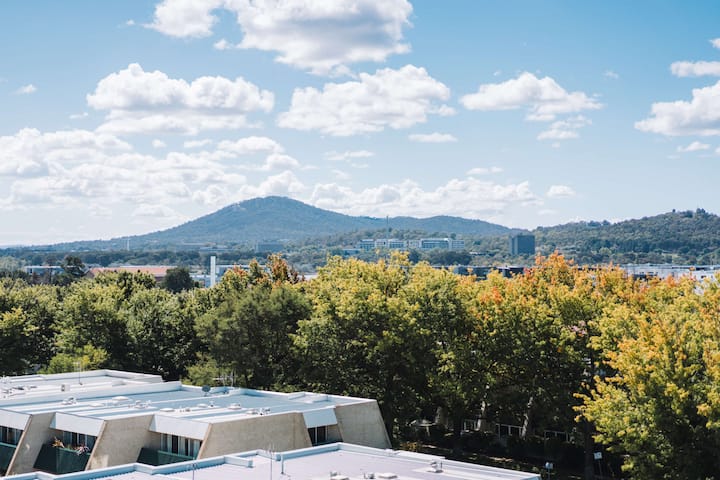 Perfect Located 1-bed With Great Views & Parking - Canberra