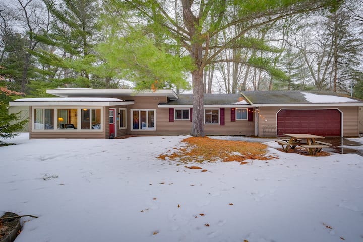 Cozy Cottage W/ Sunroom - Walk To Higgins Lake! - Higgins Lake, MI