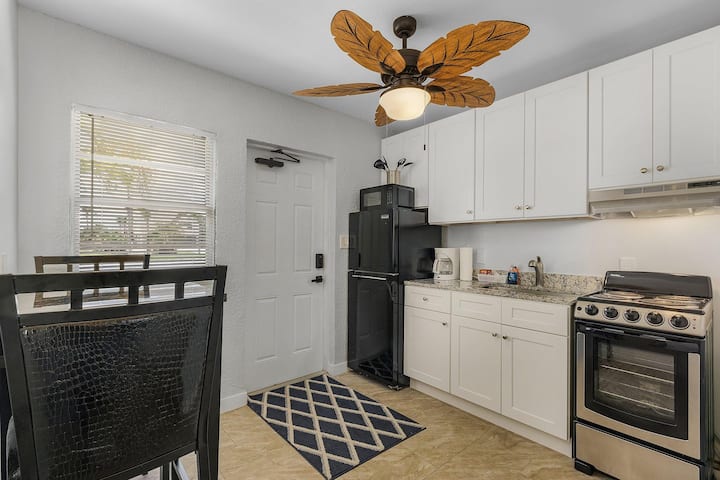 4 Person 1-bedroom Waterview Balcony Lighthouse - Matlacha, FL