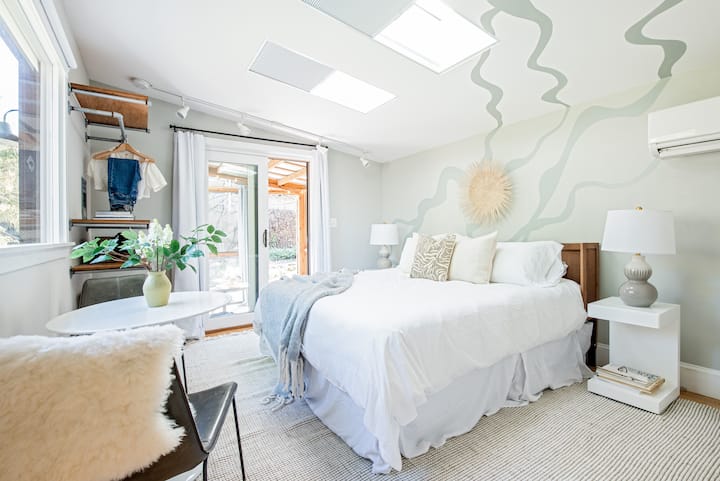 Ursa Minor - Bright, Tiny Designer Carriage House - Atlanta, GA