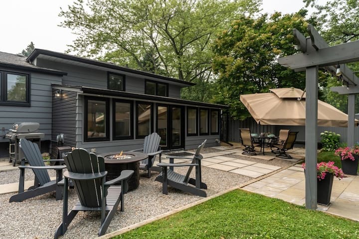 Wine Region Retreat | Fire Table, Patio, Backyard - Niagara-on-the-Lake