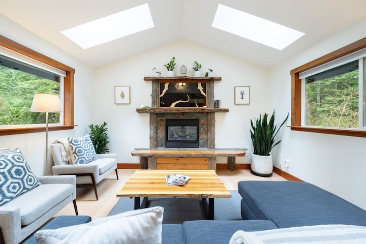 Skylight Cottage- Mackenzie Beach, Private Hot Tub - Tofino