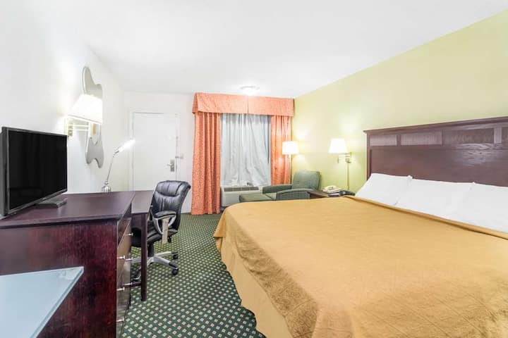 Pet-friendly Property With Free Parking, Pool! - Chattanooga