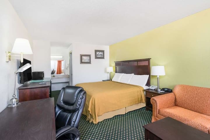 Pet-friendly Property With Free Parking! - Chattanooga, TN
