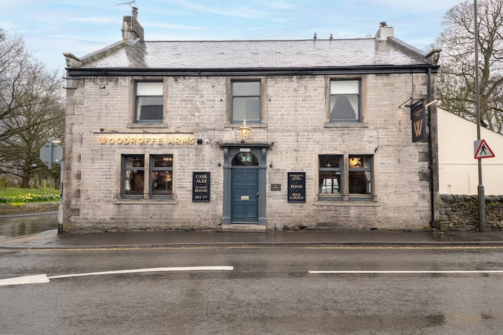Host & Stay | Woodroffe Arms Hope. Double Room 4 - Edale