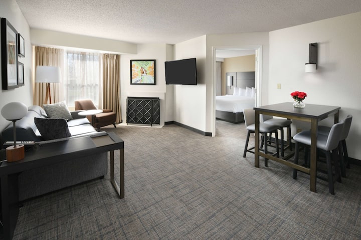 Close To Quorum Park! 2 Units W/ Kitchen & Parking - Dallas, TX