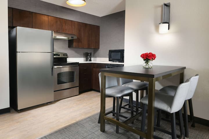 Close To Quorum Park! 2 Units W/ Kitchen & Parking - Dallas, TX