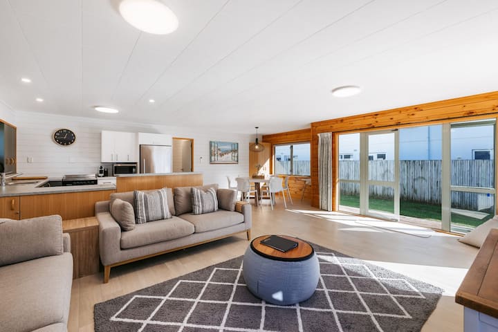 The Iconic Kiwi Bach, Late Check Out Offer - Mount Maunganui