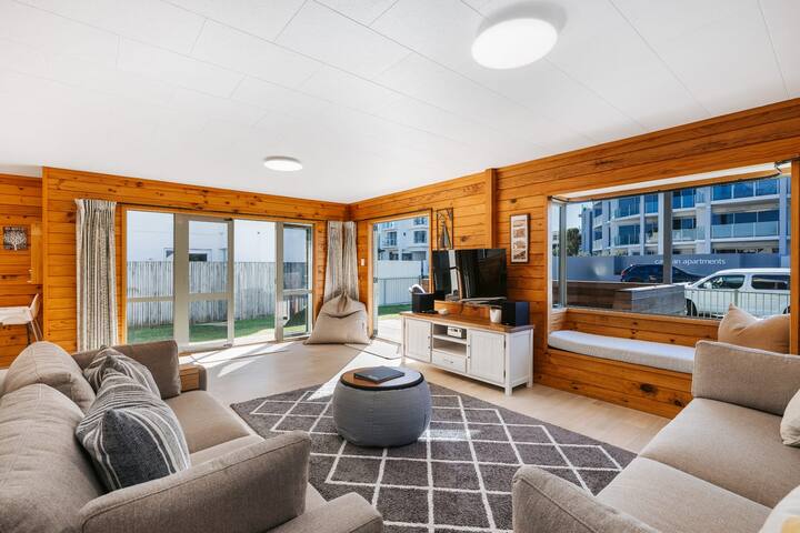 The Iconic Kiwi Bach, Full Site Downtown Mount - Mount Maunganui