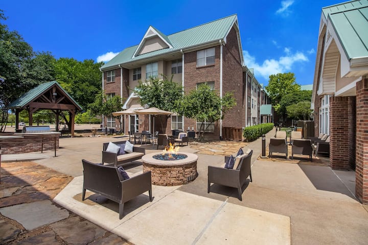 Well-furnished Suite W/kitchen Near Toyota Stadium - Richardson, TX