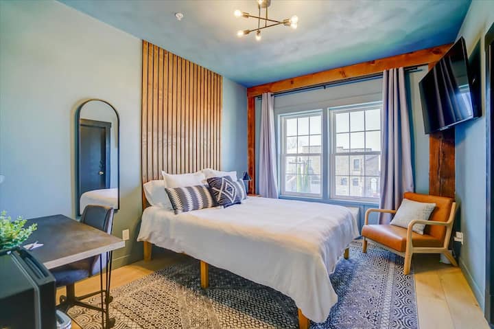 The Mill Hotel: 201 -Single Queen (Detached Bath) - Splash Pad, DeForest