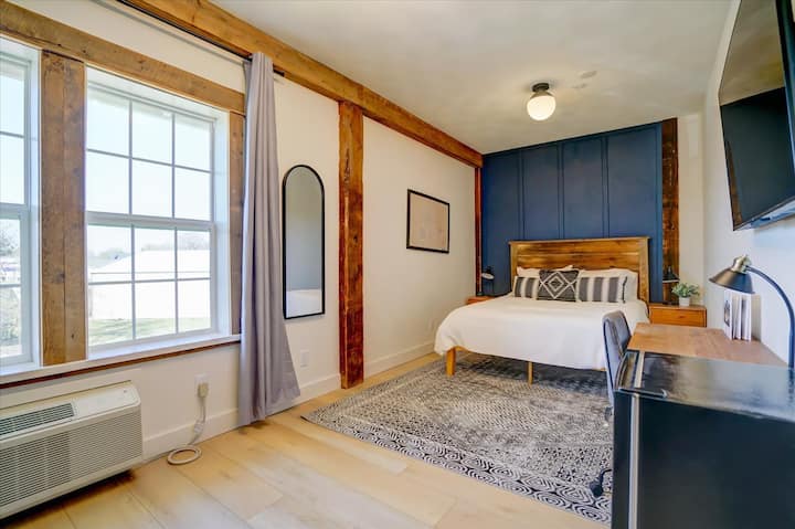 The Mill Hotel: 205 - Queen Suite - Splash Pad, DeForest