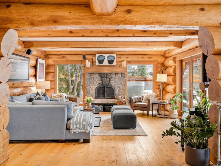 Snowridge Haven -Ski-in/out Creekside With Hot Tub - Whistler