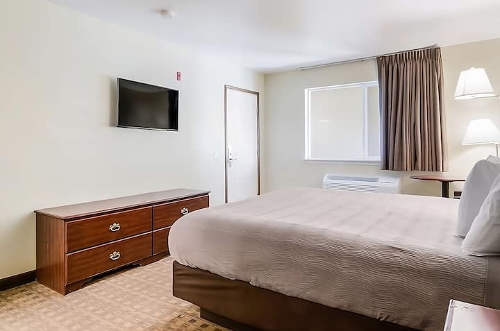 Affordable Getaway! Free Breakfast, Free Parking! - Aberdeen, WA