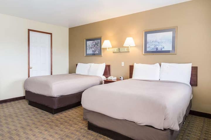 Maximum Comfort! W/ Free Parking & Breakfast! - Aberdeen, WA