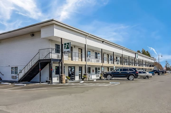 Pet-friendly Suite W/ Free Parking, Free Bfast! - Central Park, WA