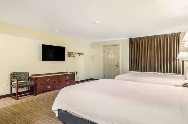 Accessible Unit W/ Free Breakfast, Pet-friendly! - Aberdeen, WA