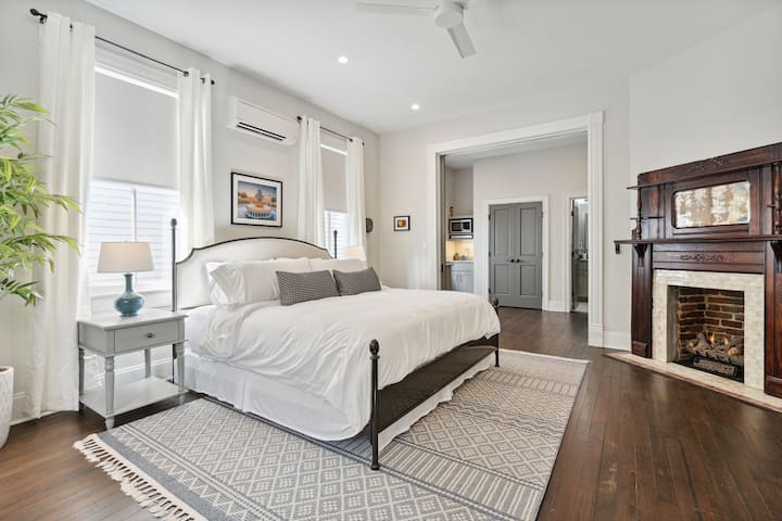 Spacious Downtown Victorian, King Bed + Fireplace - Charleston, SC