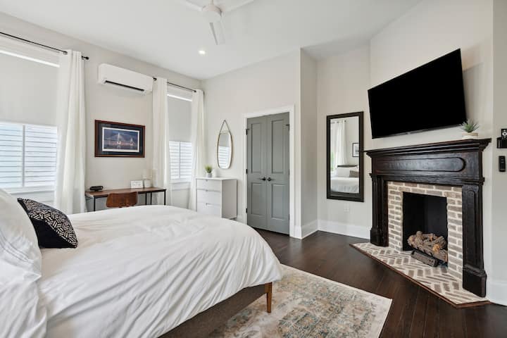 Bright, Open Downtown Apt W/ Off-street Parking - Charleston, SC