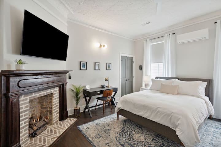 Cozy Downtown Victorian W/ Off-street Parking - Charleston, SC