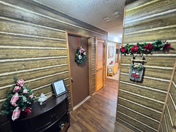 Rustic Ozark Retreat (First Responder Owner) - Branson West, MO