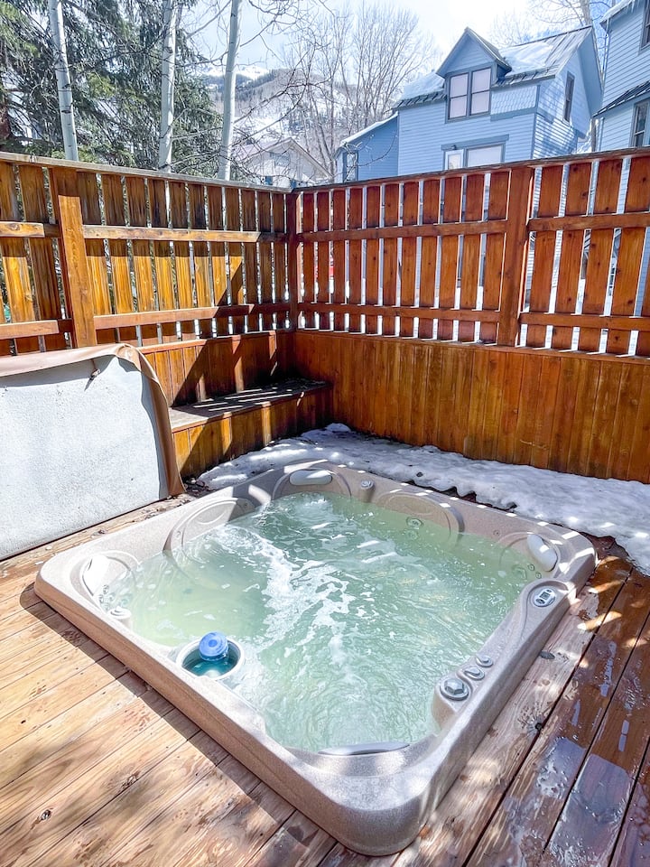 Spacious 2 Bedroom W/ Hot Tub! - Telluride, CO