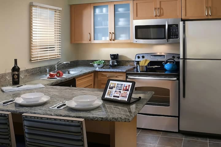 Minutes To Montgomery Zoo! 2 Big Units W/ Kitchens - Montgomery, AL