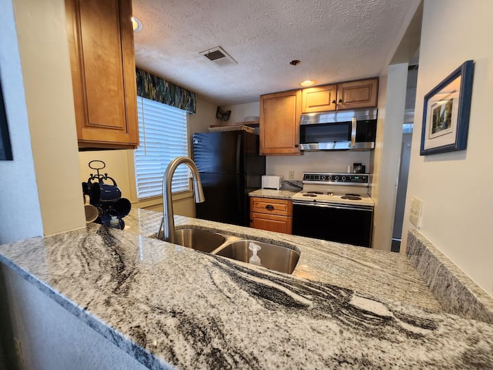North Shore Inn Traverse City - Unit 106 - Traverse City, MI