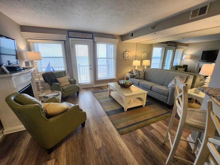 North Shore Inn Traverse City - Unit 204 - Traverse City, MI