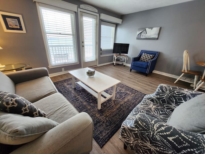 North Shore Inn Traverse City - Unit 208 - Traverse City, MI